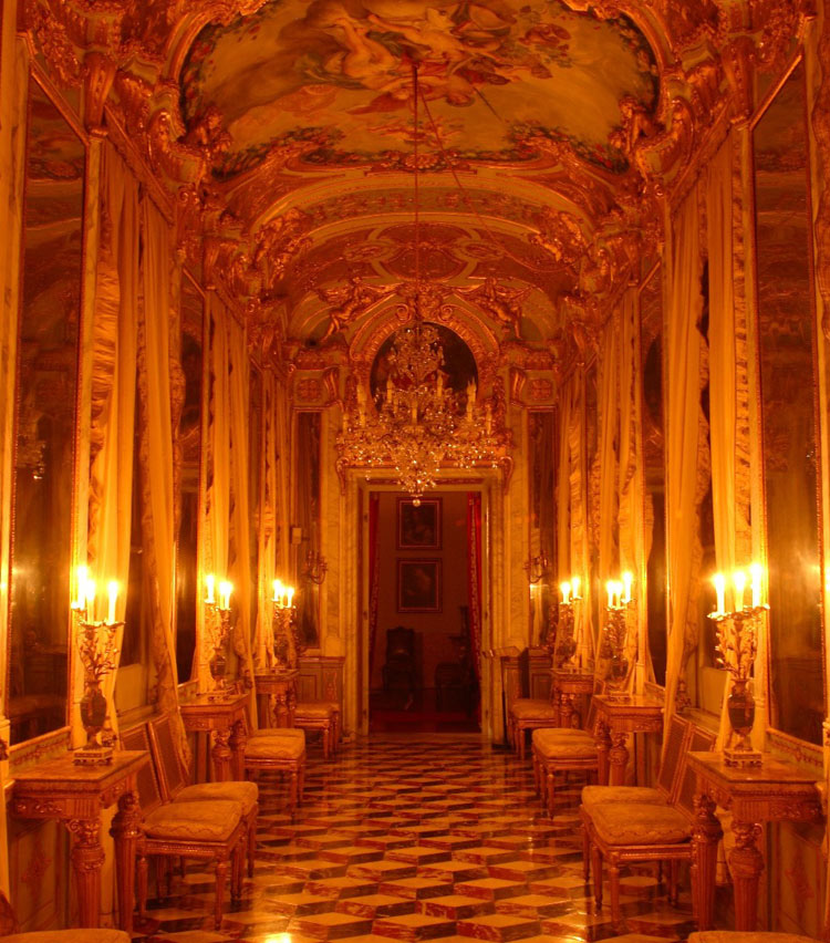 Oggi la Galleria degli Specchi di Palazzo Spinola è illuminata a lume ...