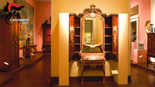 Turin: Carabineiri find the magnificent eighteenth-century desk of the ...