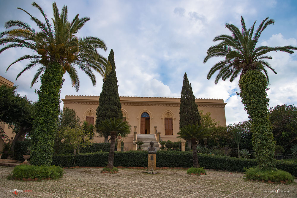 Reopens the Villa Aurea Garden of Sir Hardcastle, the English captain ...