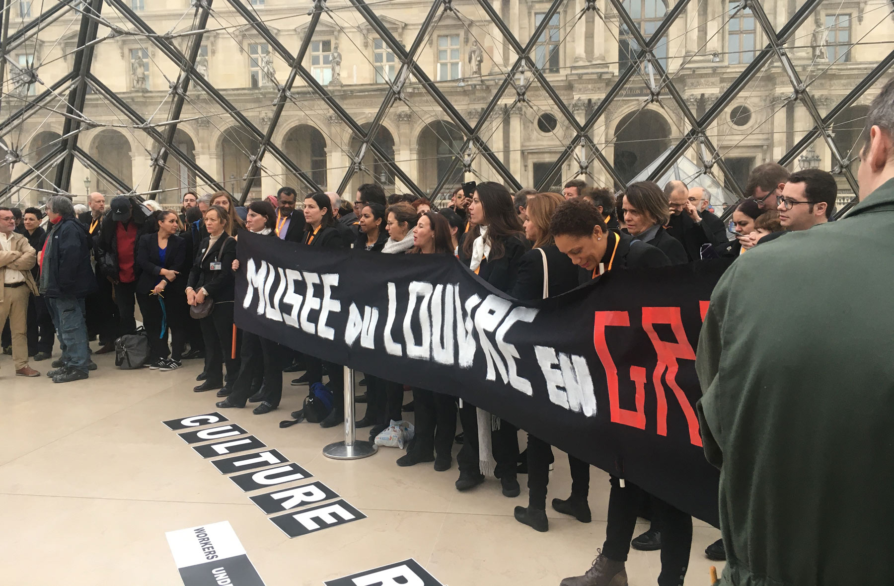 Paris, protest against pension reform shuts down Louvre, thousands stay ...