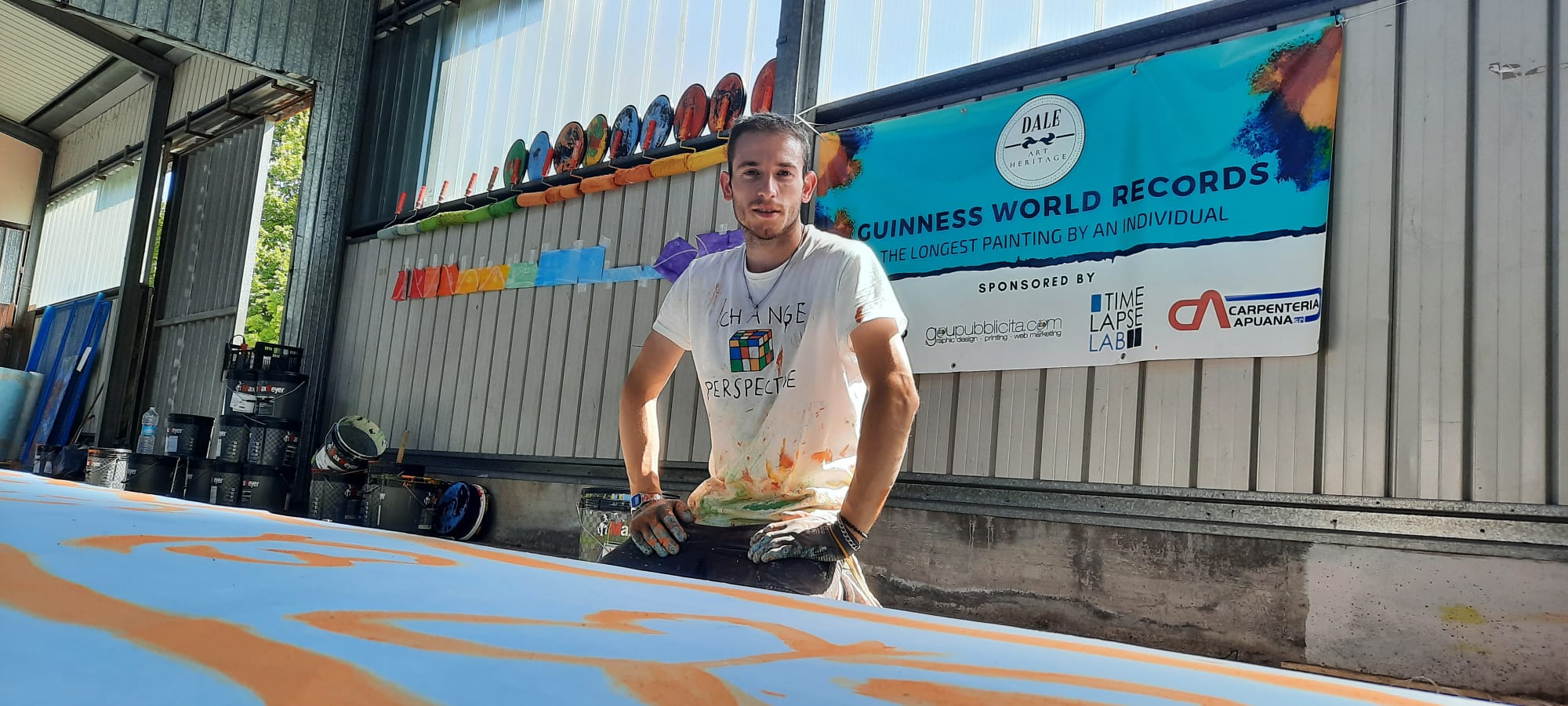 Un artista italiano sta dipingendo la tela più lunga di sempre per ...