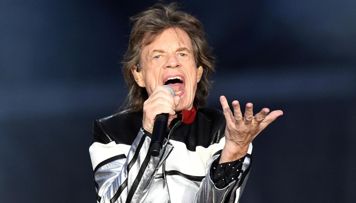 Mick Jagger visits Siena cathedral -- standing in line like a normal ...