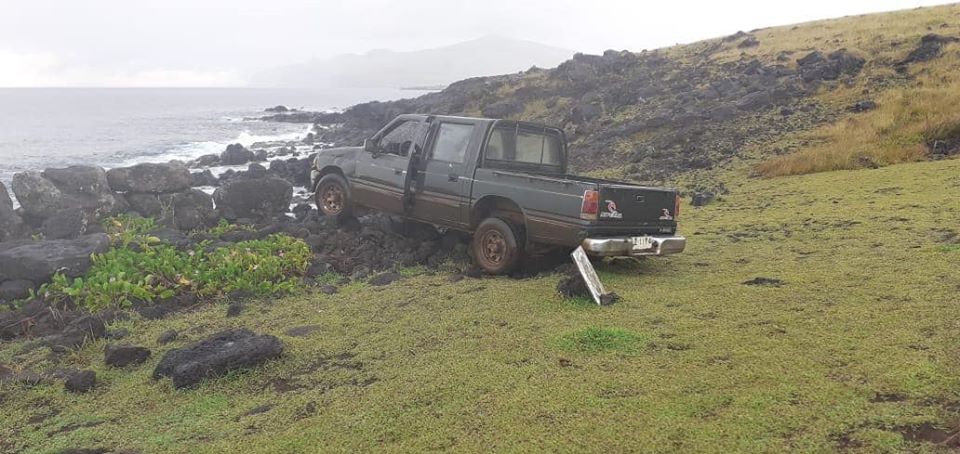 Easter Island, a car knocks down a moai. And the mayor bans vehicle ...