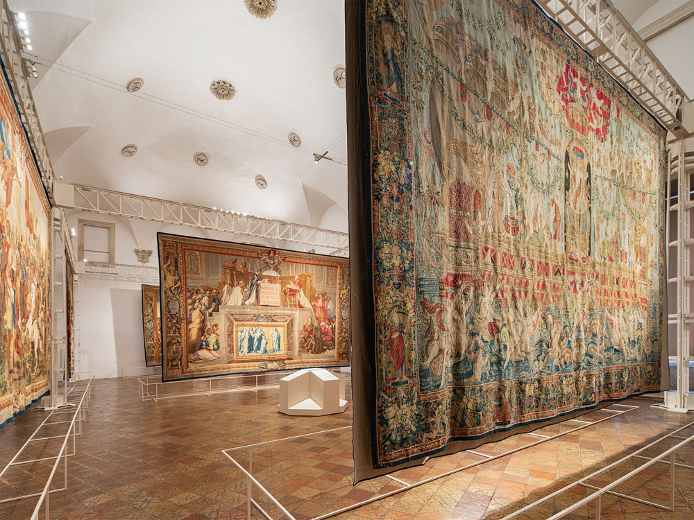 Urbino, su preziosi arazzi gli affreschi di Raffaello delle Stanze Vaticane