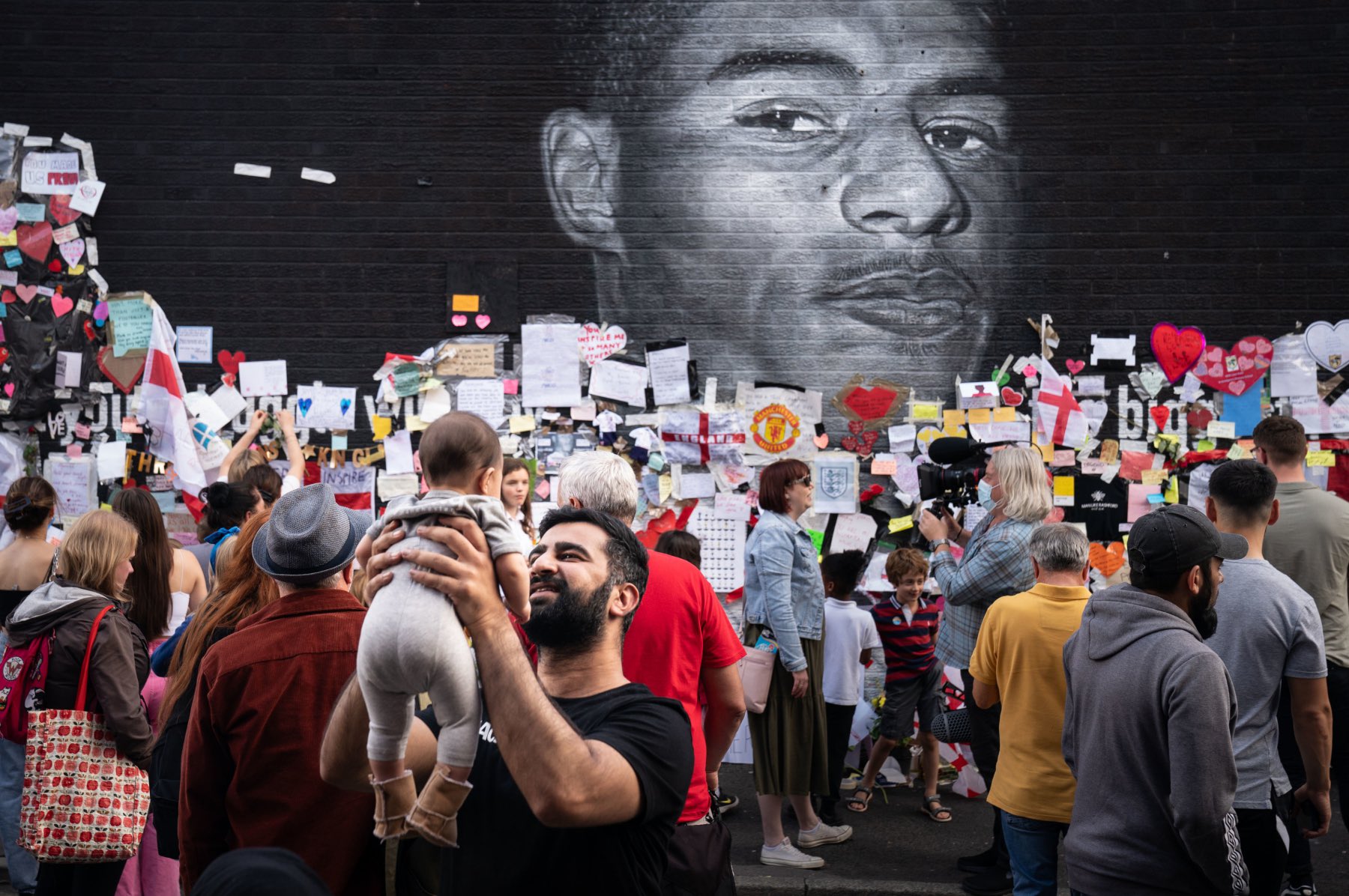 Razzisti sfregiano murale di Rashford, e in risposta la città lo copre ...