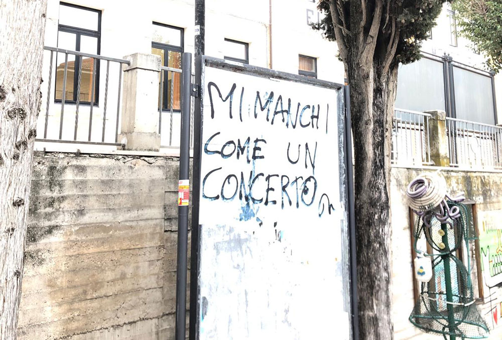 Mi manchi come un concerto: la scritta dello street artist diventa virale