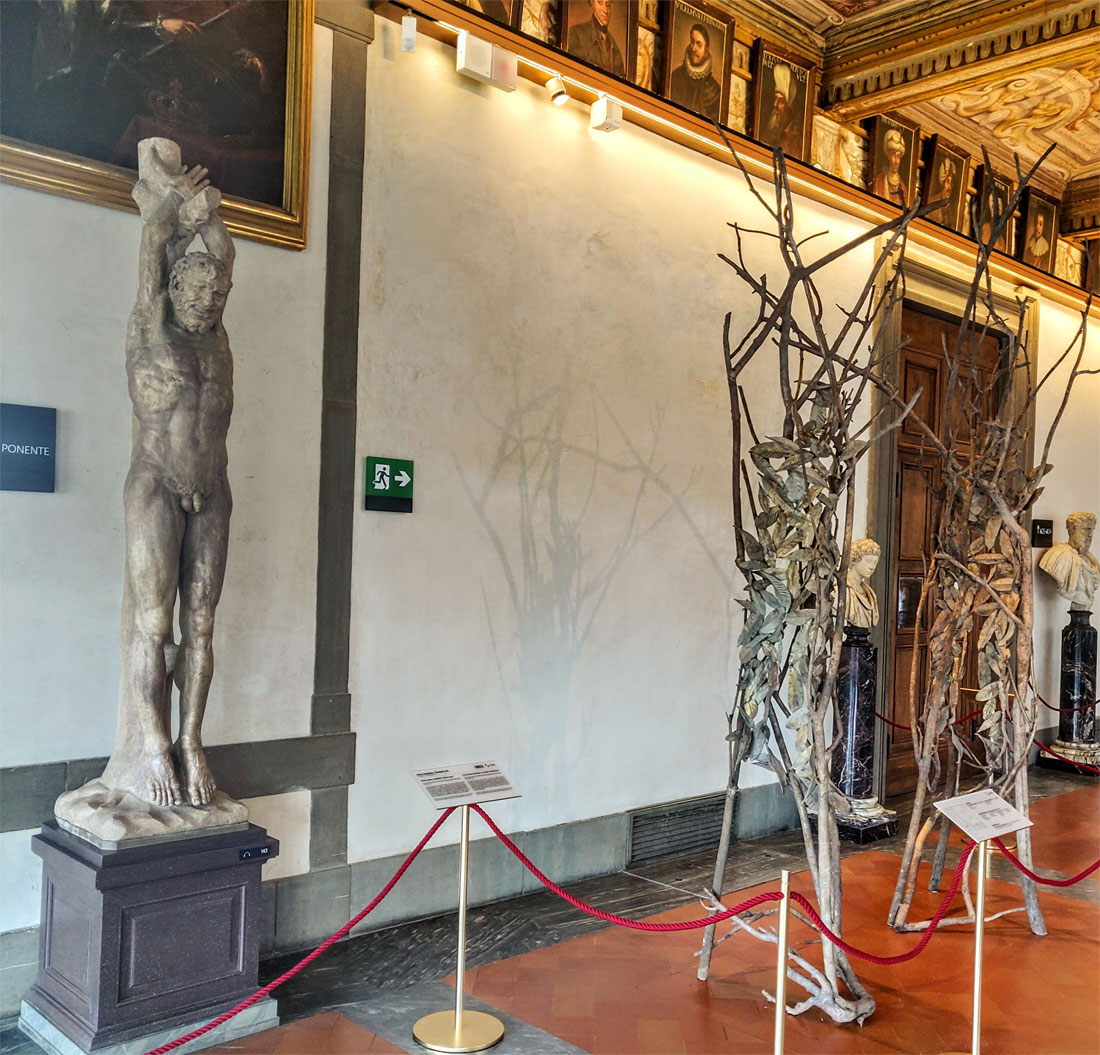 Gli “alberi in versi” di Giuseppe Penone sono in mostra agli Uffizi