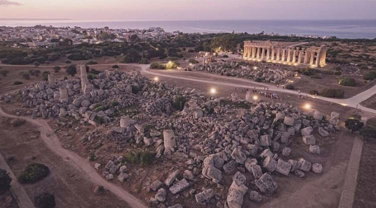 Anastilosi di tre colonne del Tempio G di Selinunte: tanto marketing ...