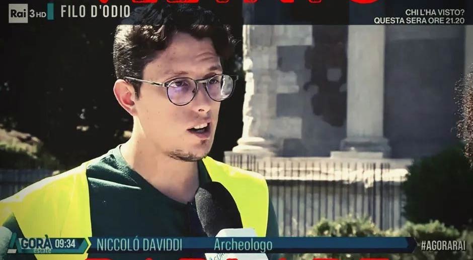 A rally in Rome to support the archaeologist who lost his job after ...