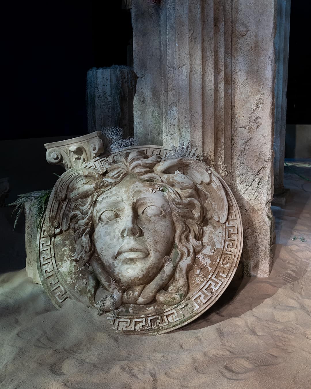 From eikon to crucifixion. The demonic in Medusa