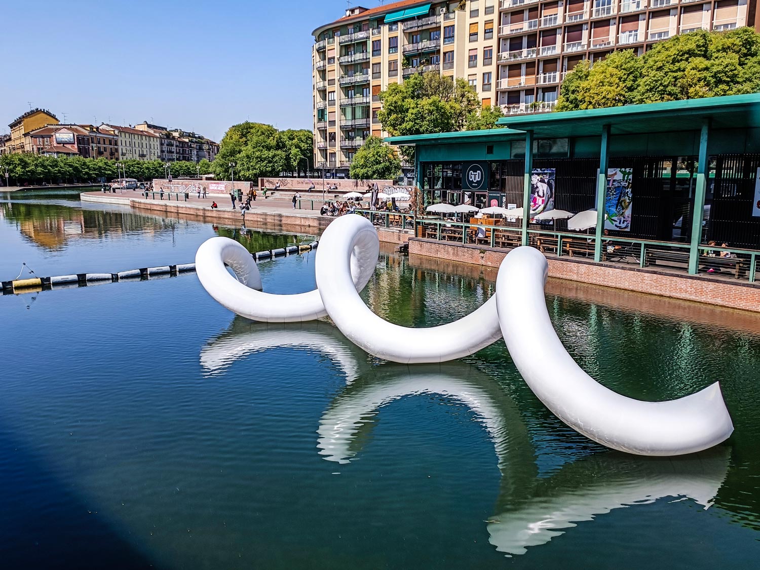 Milano, le grandi sculture gonfiabili di Franco Mazzucchelli in Darsena ...