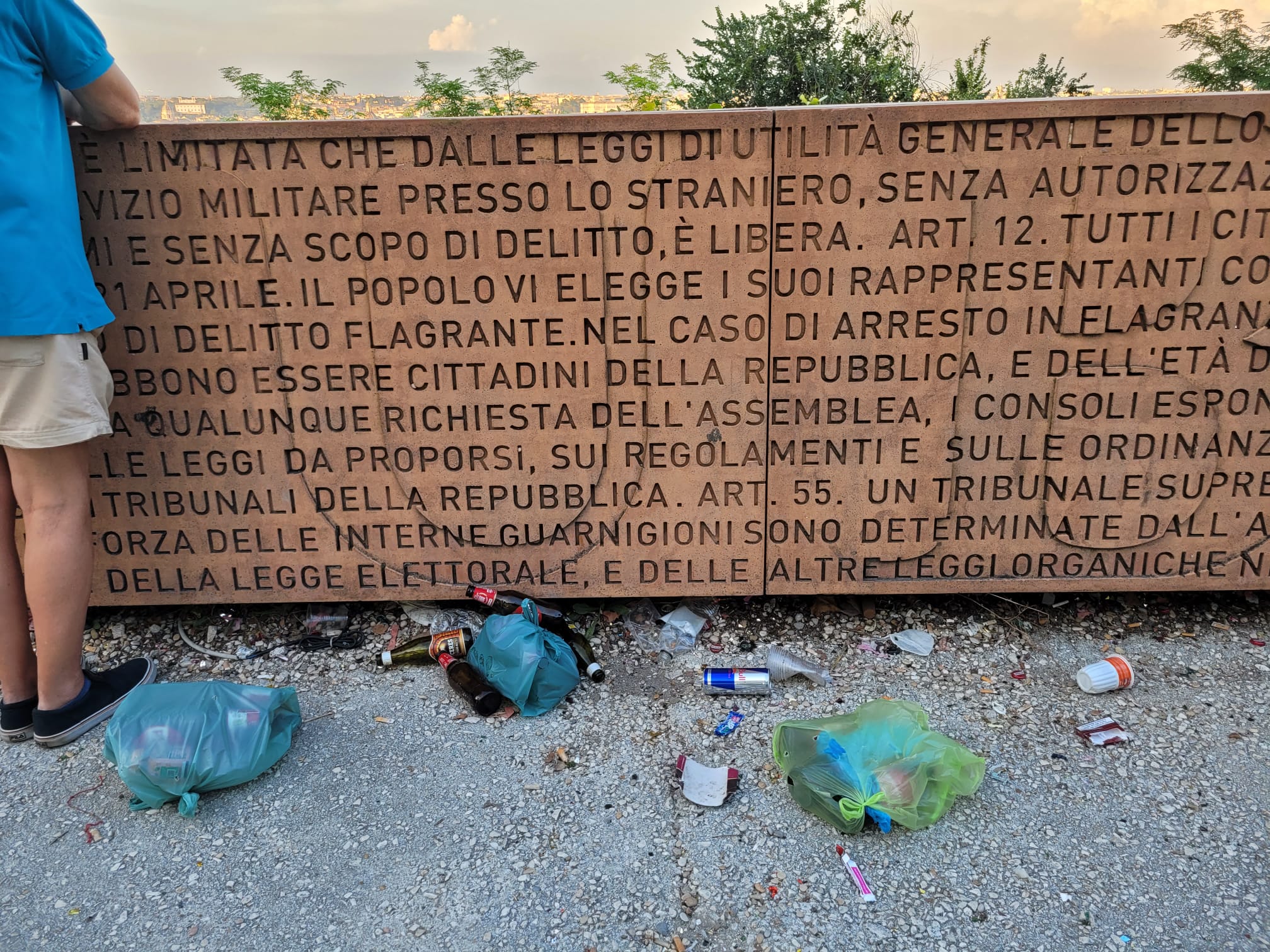 Rome, the Gianicolo promenade disappears amid degradation, dirt and neglect