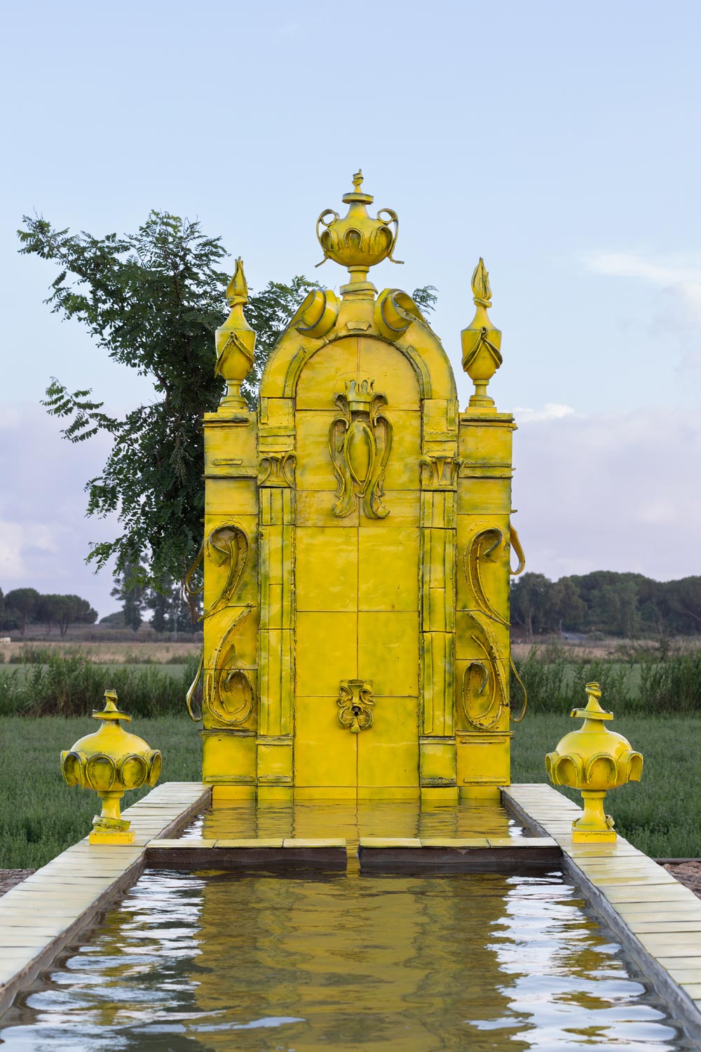 A huge yellow ceramic fountain: the work of Giuseppe Ducrot in Maremma