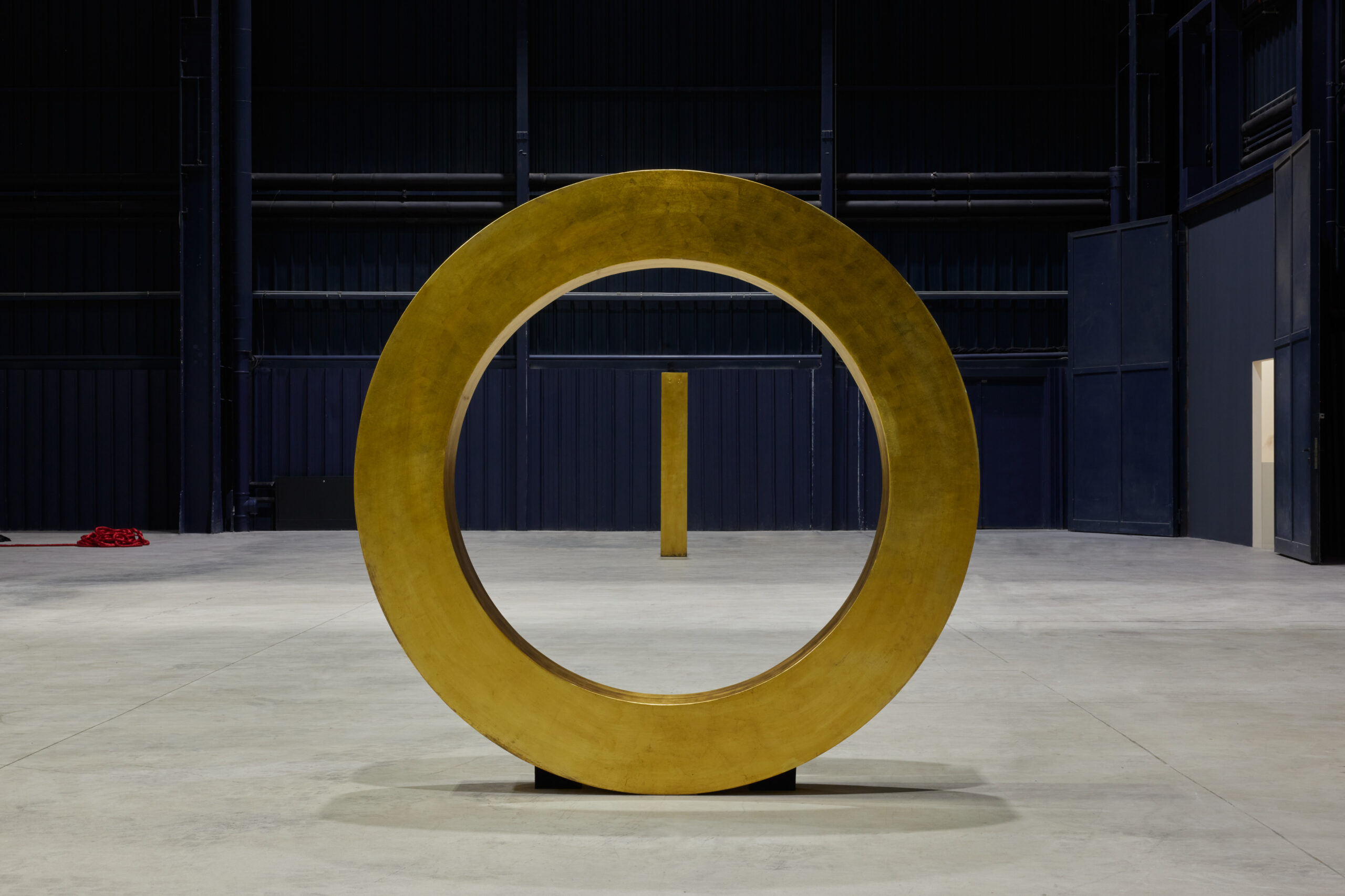 Pirelli HangarBicocca hosts an exhibition dedicated to James Lee Byars