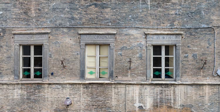 Urbino, restorer's complaint: facade of Palazzo Luminati degraded ...