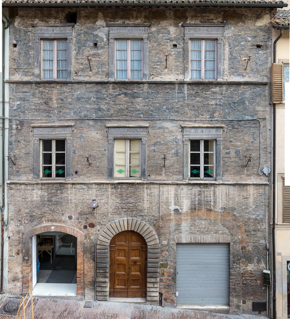 Urbino, restorer's complaint: facade of Palazzo Luminati degraded ...