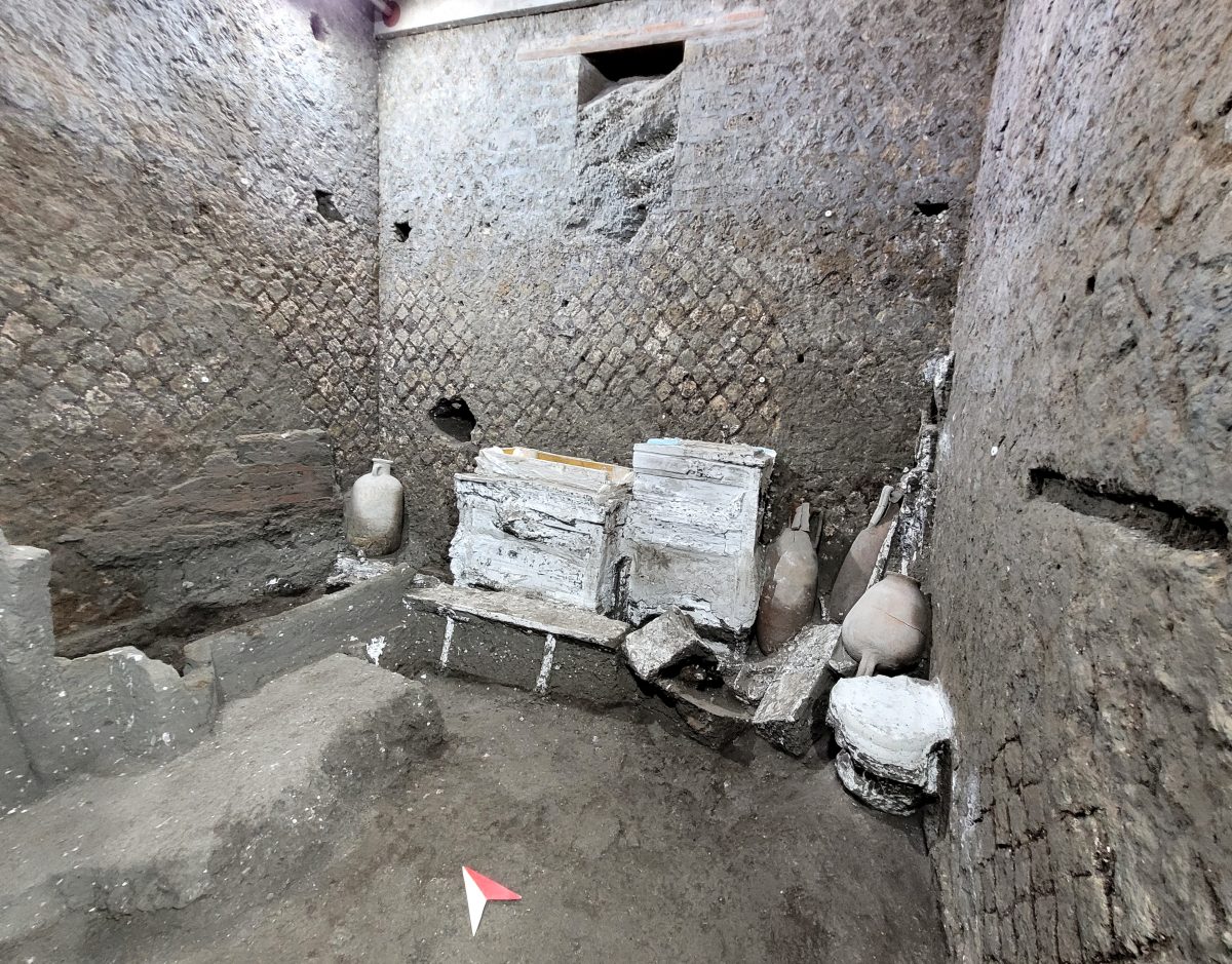 Major discovery in Pompeii: slave room found