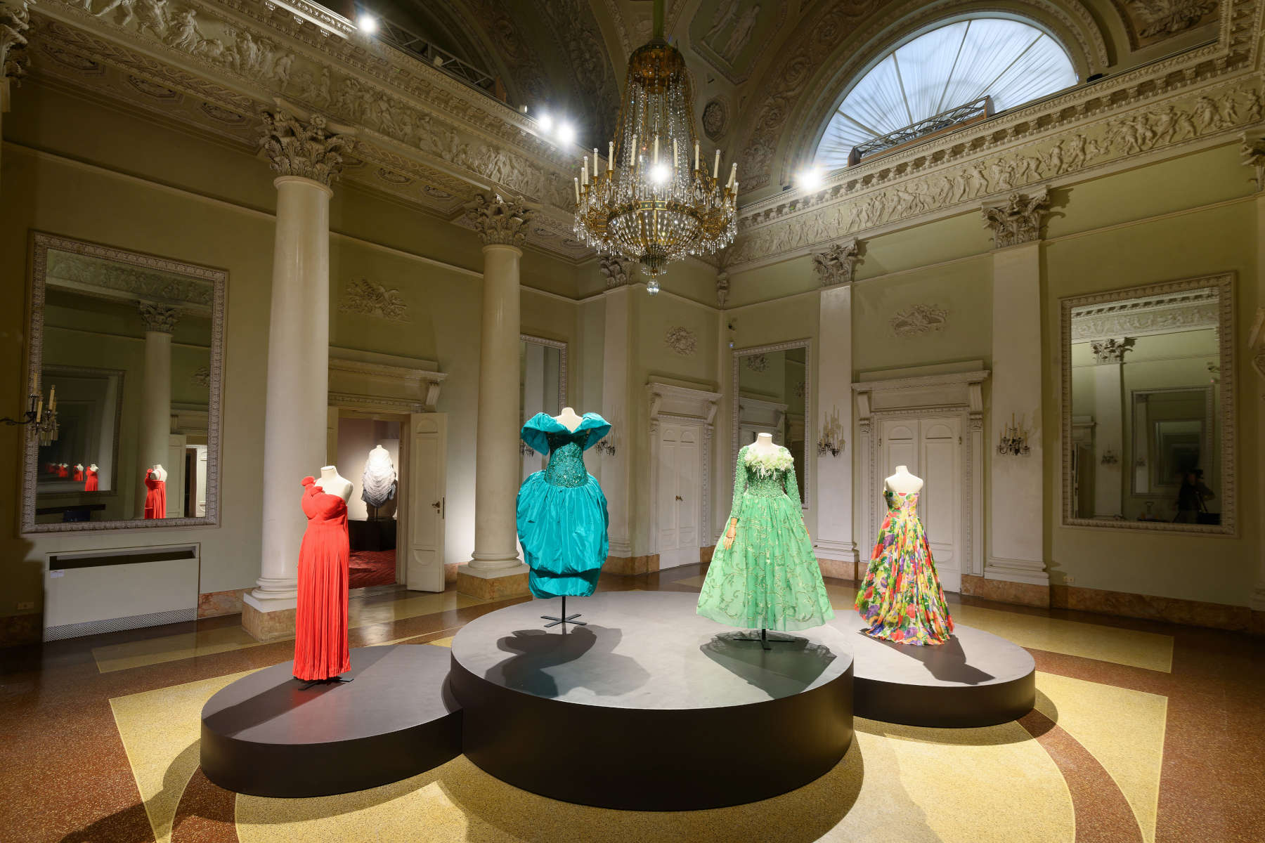 At the Pitti Palace after 3 years, the Fashion Museum reopens. And ...