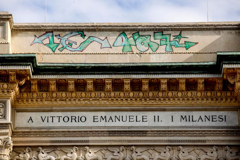 Milano, writers hanno imbrattato il frontone della Galleria Vittorio ...