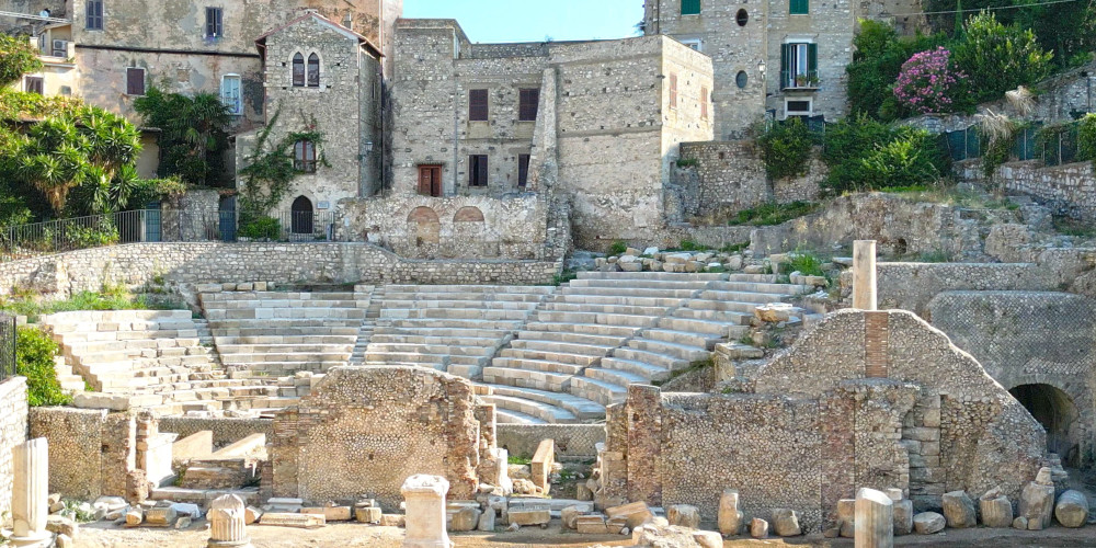 Le théâtre romain de Terracina a été restitué à la ville. Portrait de ...
