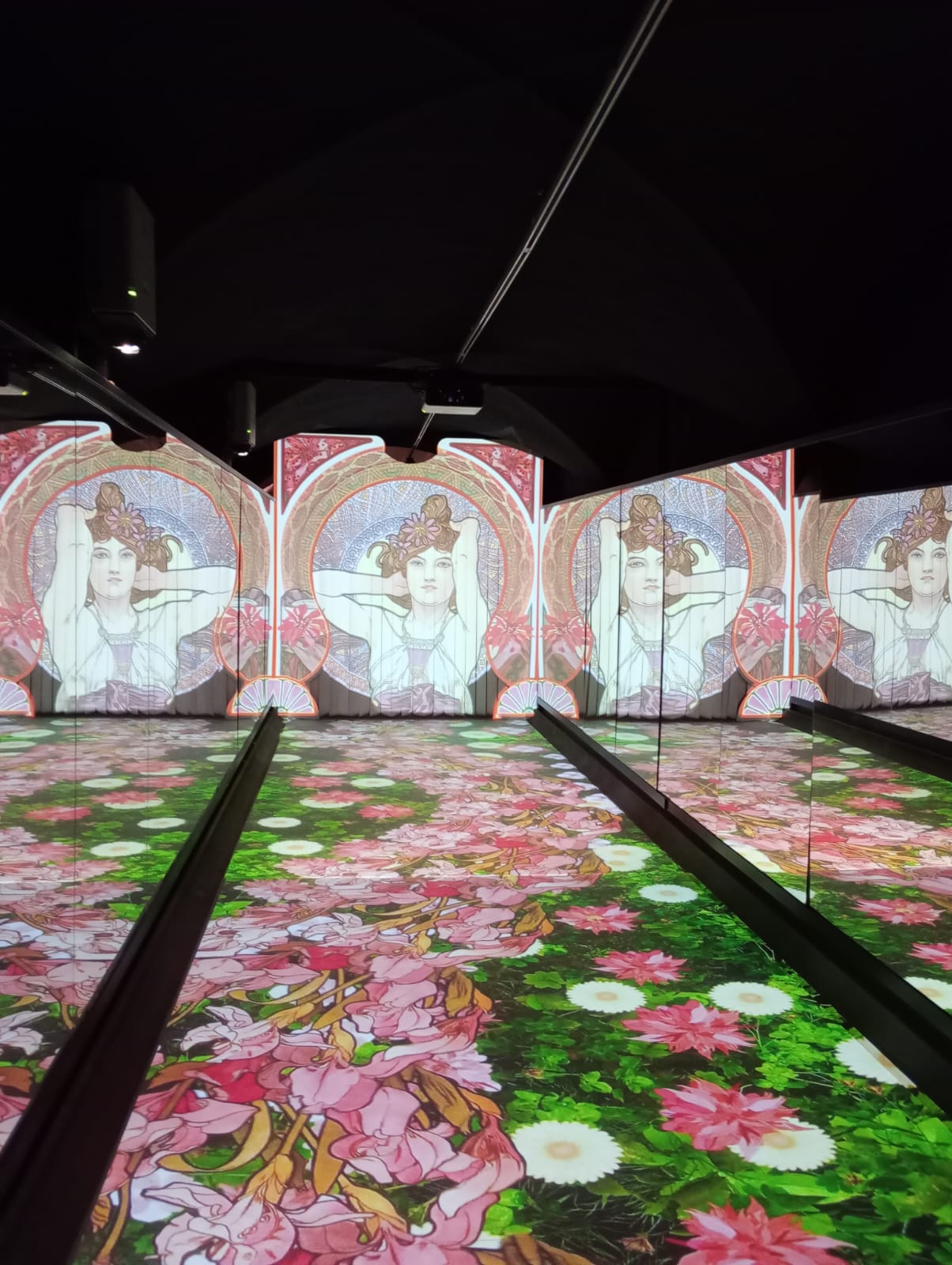 In Florence, an immersion in Art Nouveau. Here's what the exhibition on Alphonse Mucha looks like