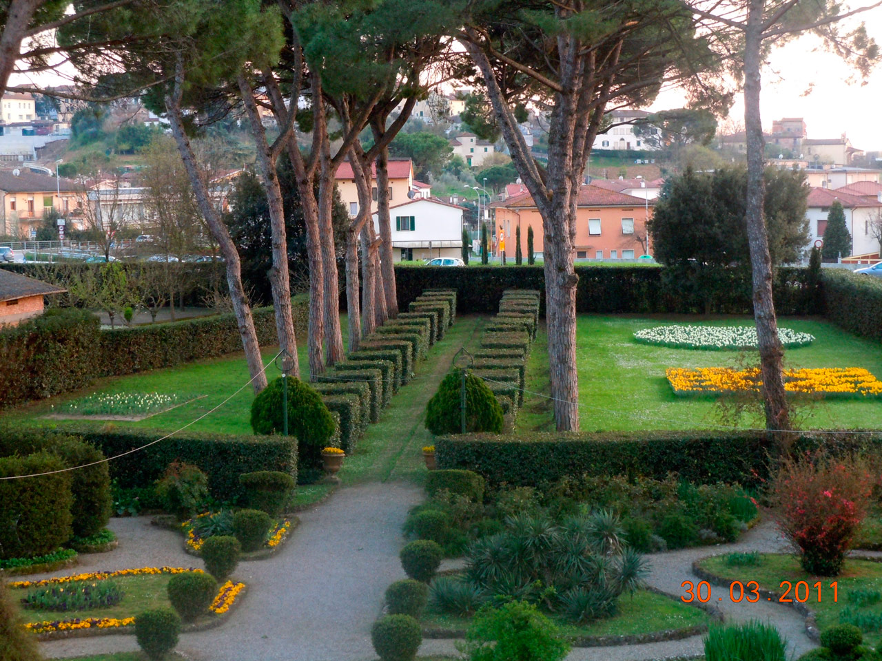 A park of works made with flowers. The contemporary garden of the ...