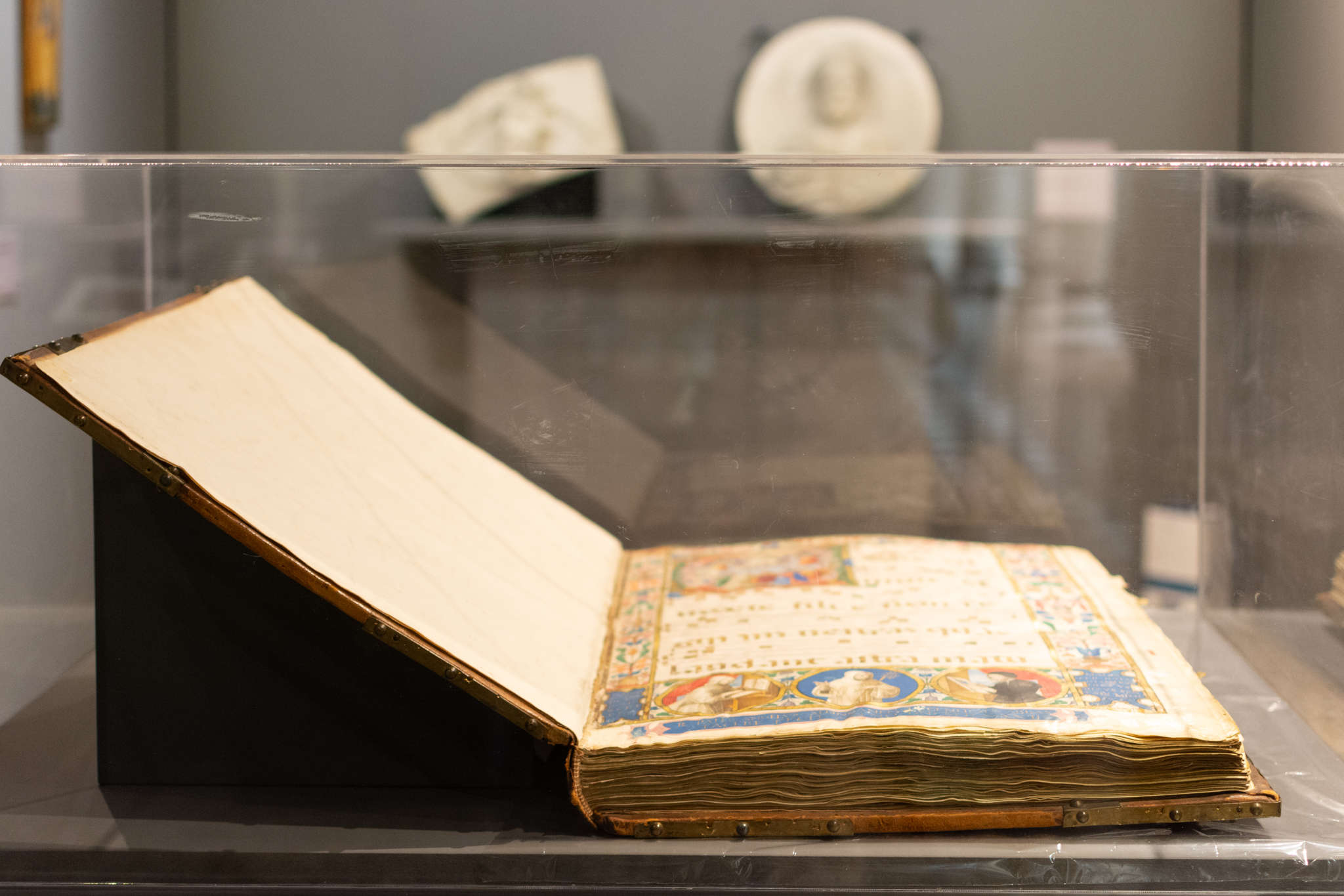 Das Buch in der Kunst im Laufe der Jahrhunderte. So sieht die ...