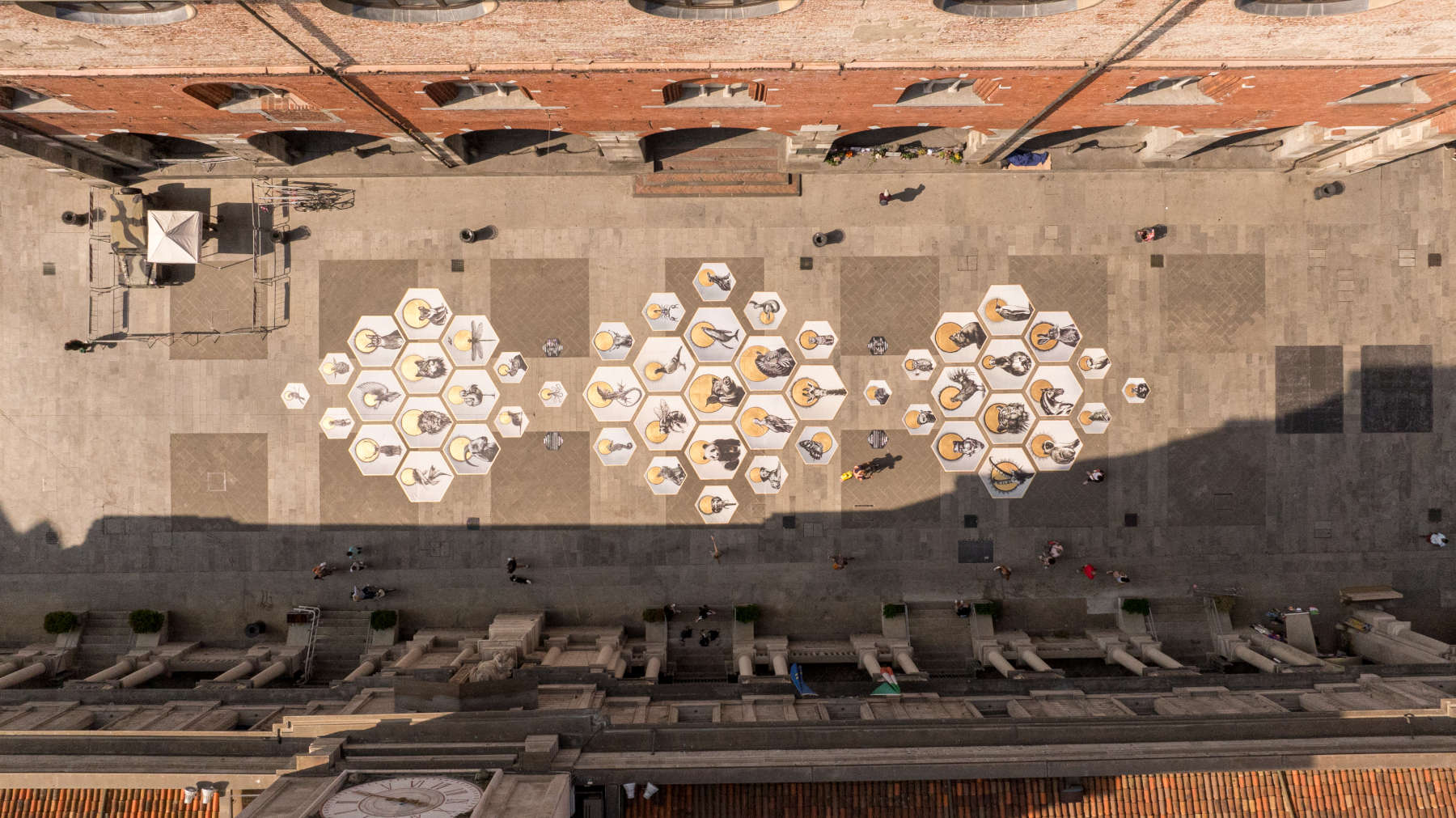 Milan, Angelo Cruciani turns Via dei Mercanti into a Bestiary