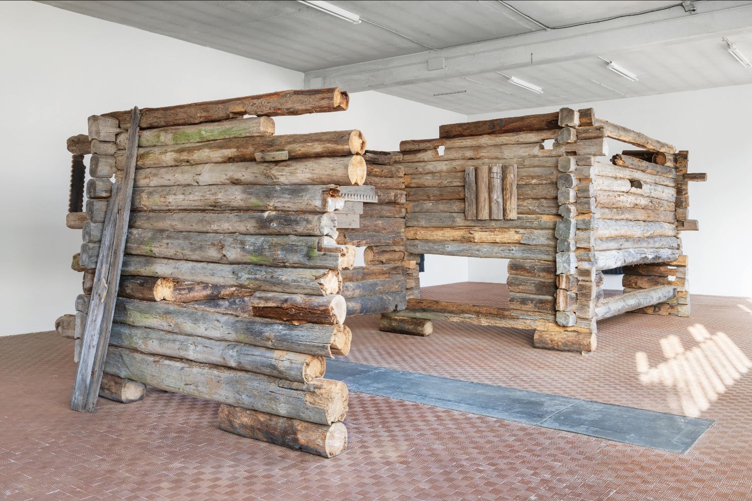 Casas de madera que hablan: el arte de Augustas Serapinas en Milán