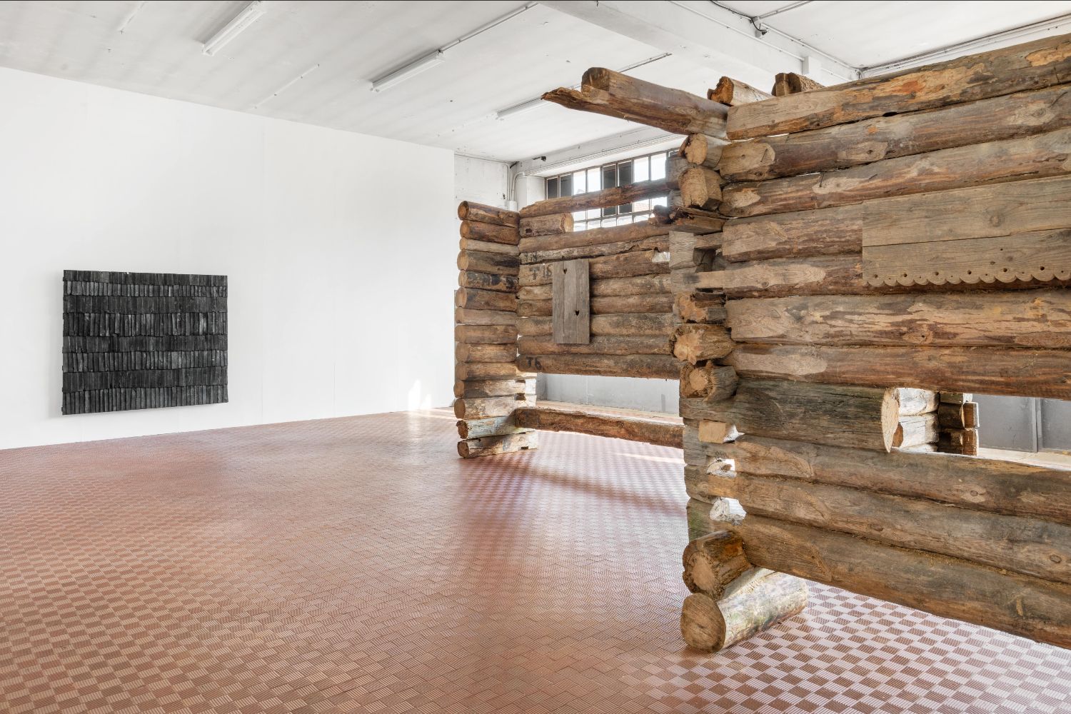 Casas de madera que hablan: el arte de Augustas Serapinas en Milán