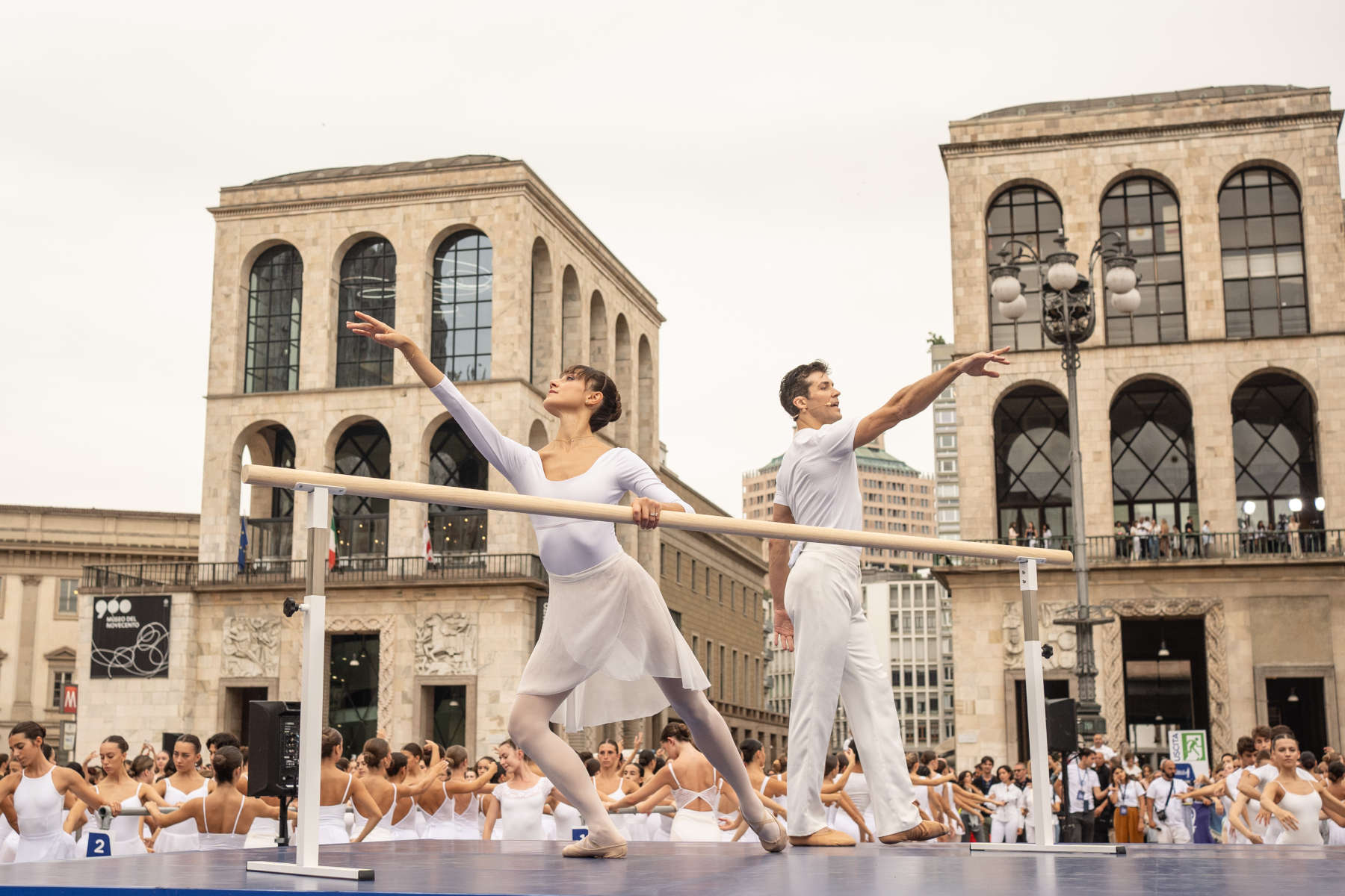 Roberto Bolle gives dance lesson in Milan's Piazza Duomo: photos of the ...