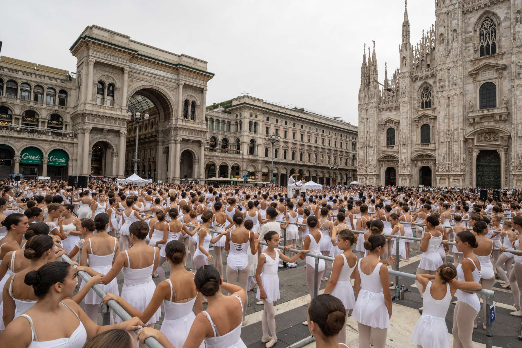 Roberto Bolle donne des cours de danse sur la Piazza Duomo de Milan ...