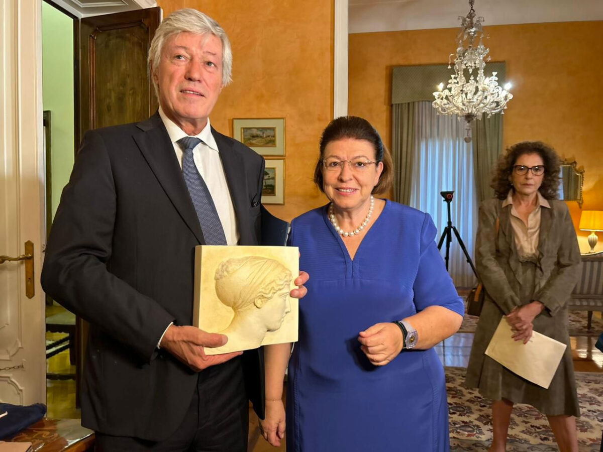 Le petit-fils de De Gasperi rend à la Grèce un vase que le pays a ...