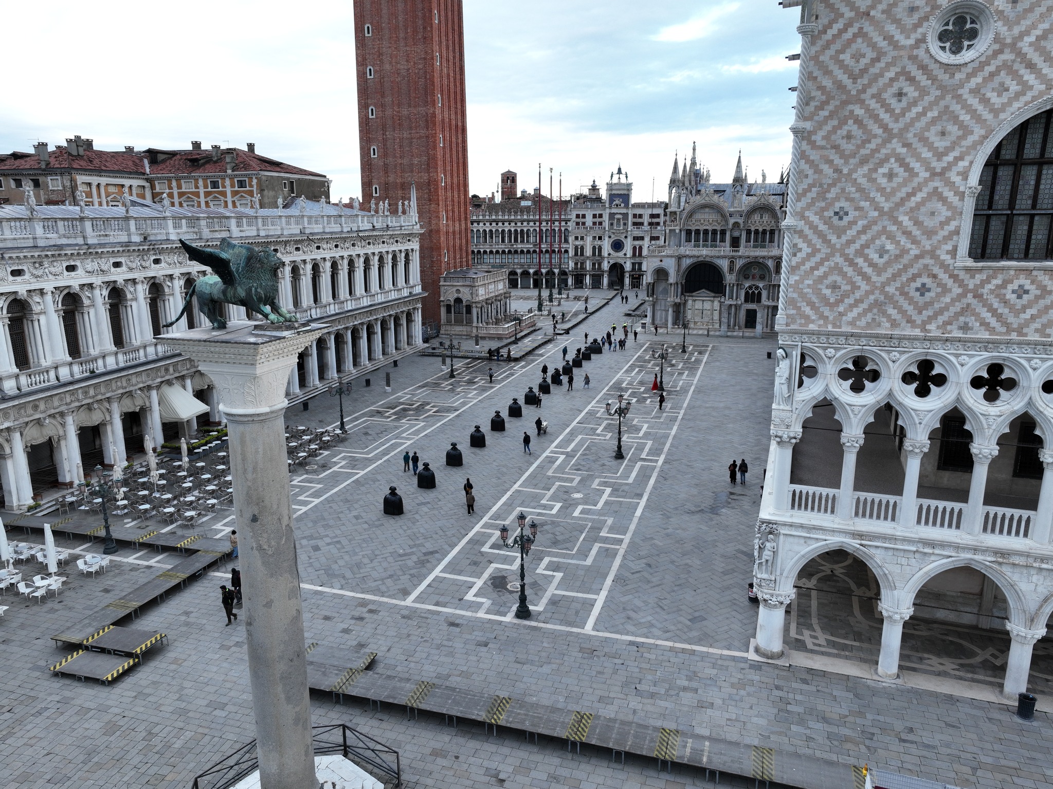 Venice, Valdés's bronzes arrive in St. Mark's Square: operation prompts ...