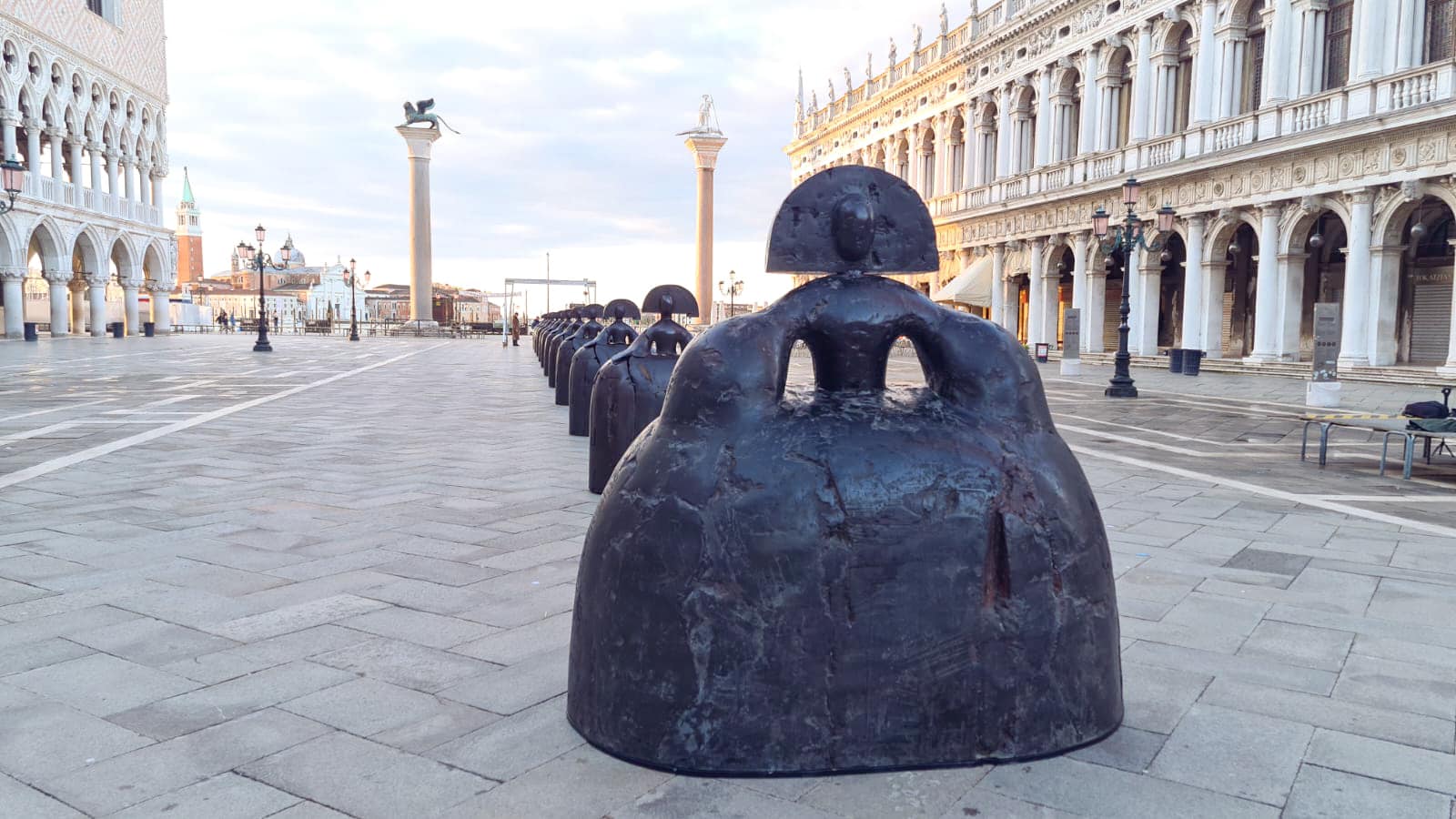 Venice, Valdés's bronzes arrive in St. Mark's Square: operation prompts ...