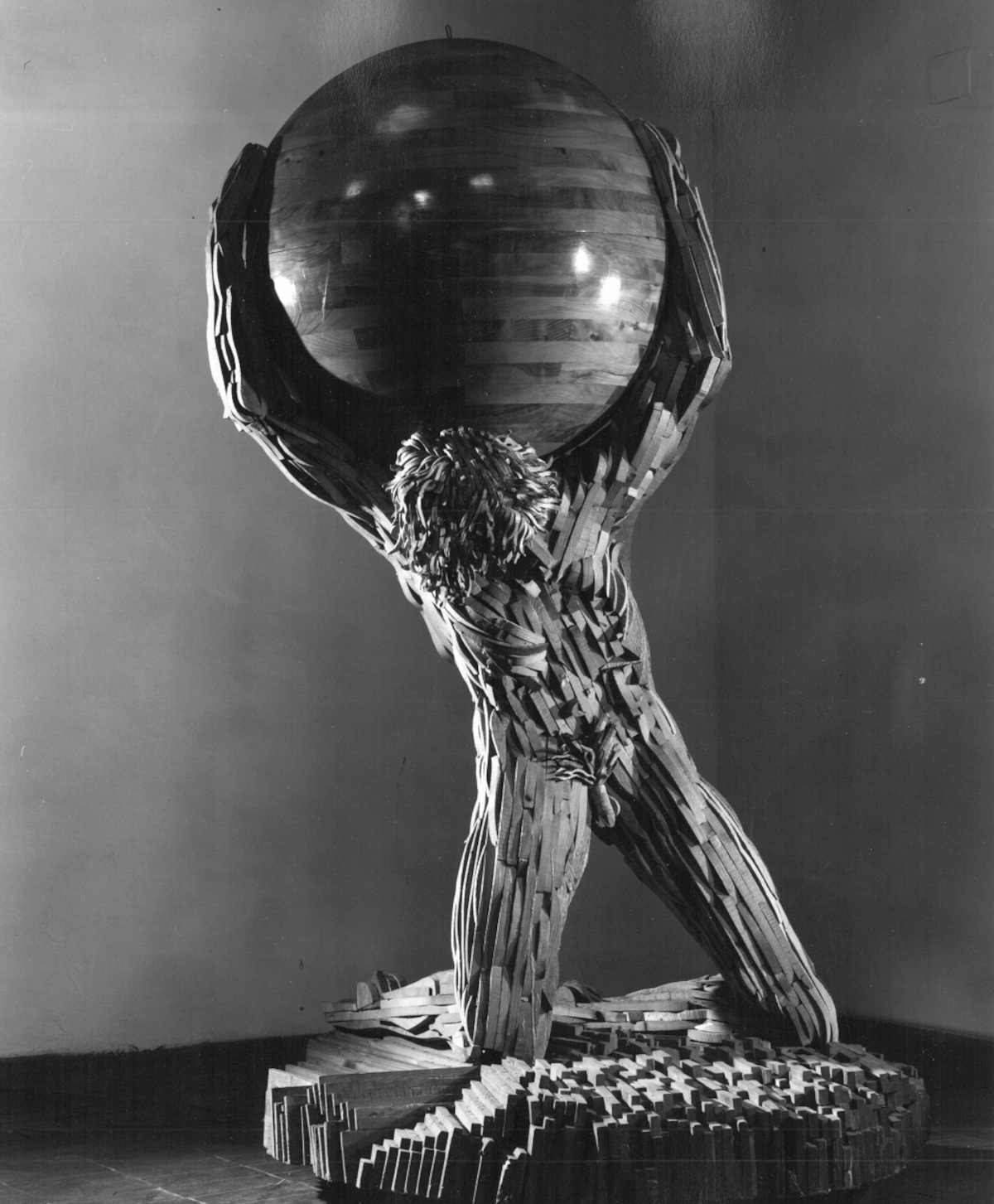 Mario Ceroli's solo exhibition in Milan, including sculptures and wall ...