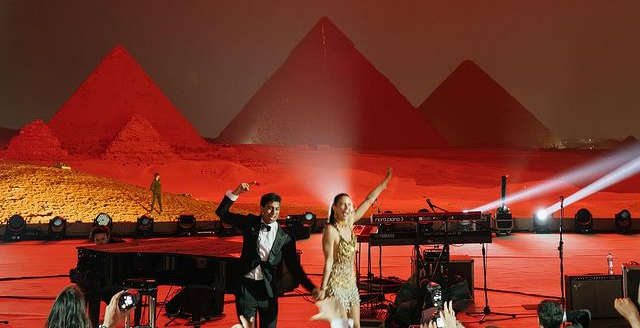Egypt, rich people's wedding at the Pyramids: $200,000 to "rent" Giza