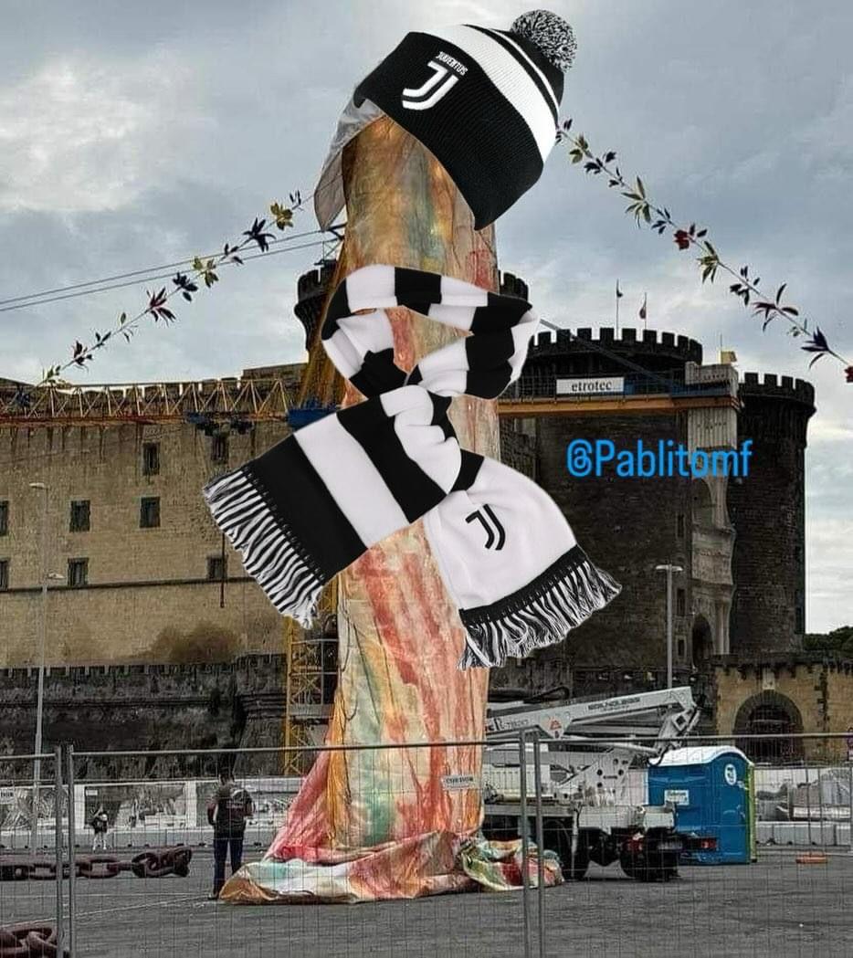 Vignettes and memes about Gaetano Pesce's work in Naples: the funniest ones