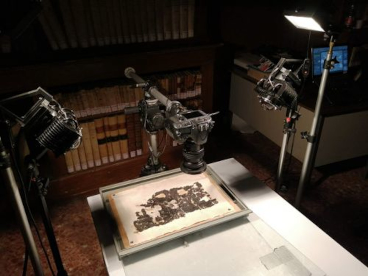 Thanks to technology we can now read the Herculaneum papyrus charred in ...