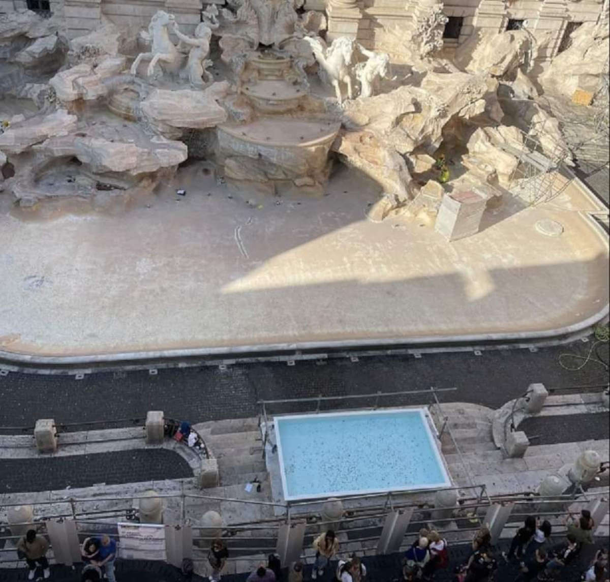 Trevi Fountain without water, City Council puts in a coin tray. And the ...