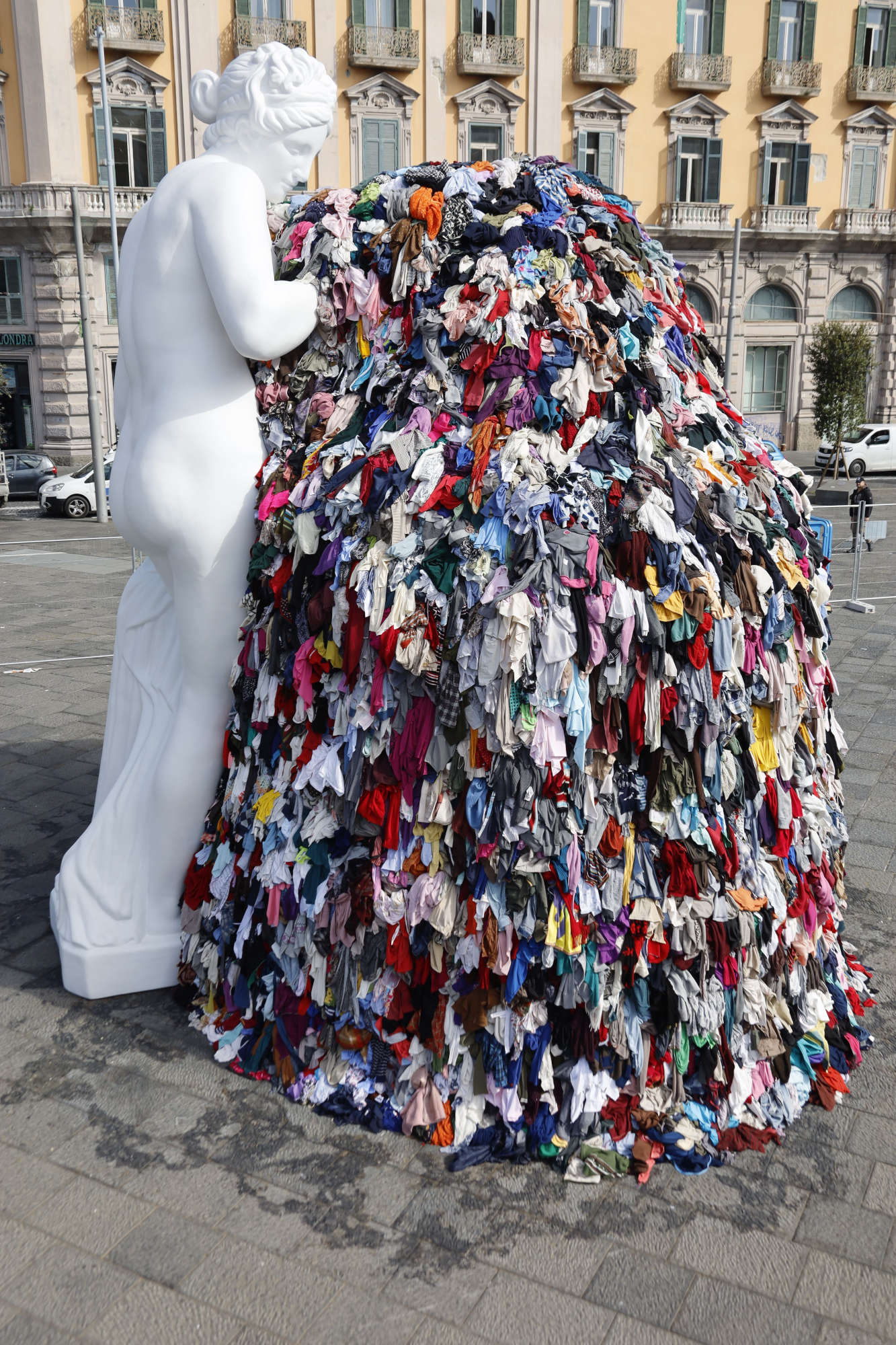 Naples, Pistoletto's new Venus of rags unveiled: reconstructed at ...