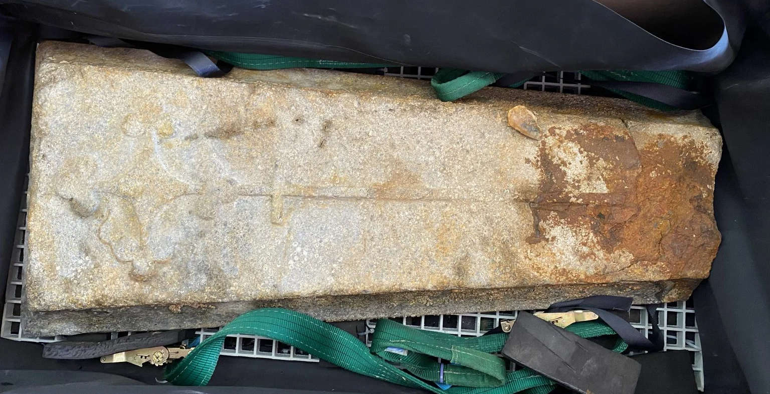England, spectacular recovery in the sea: medieval slabs resurface from ...