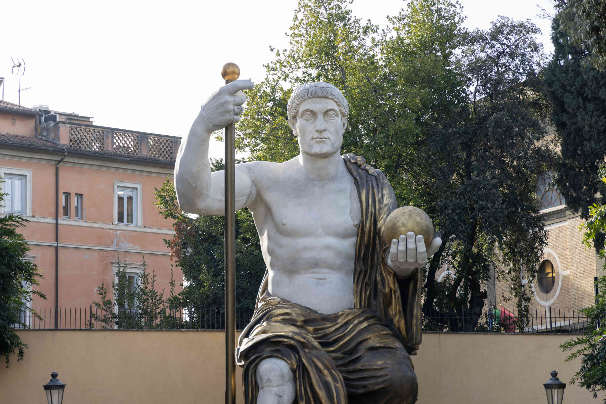 Rome, reconstruction of the Colossus of Constantine unveiled. Photos