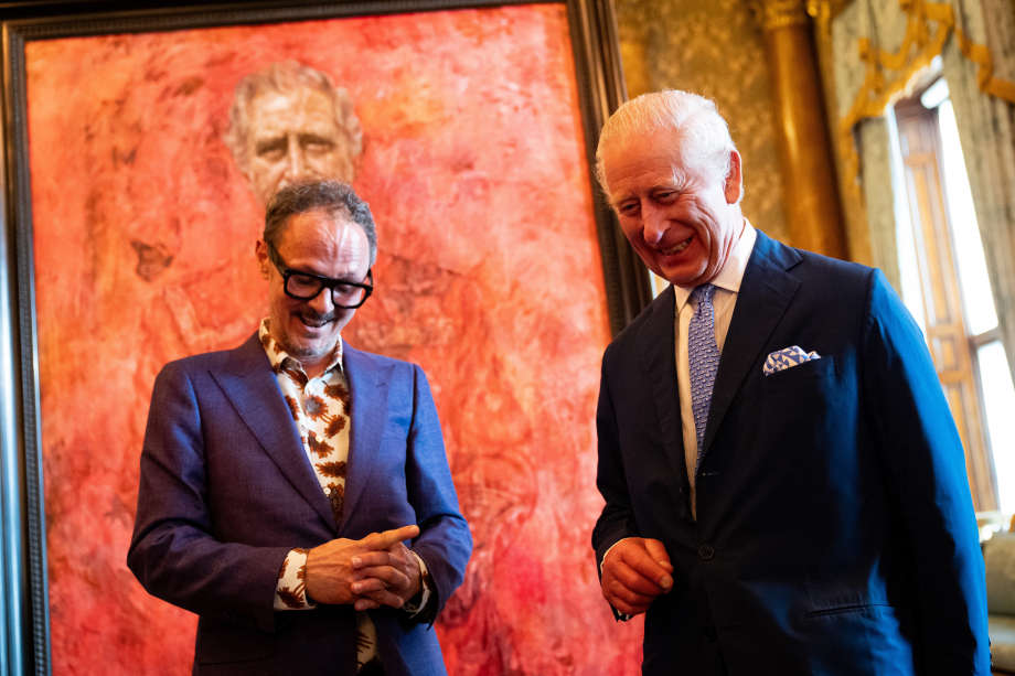 First official portrait of Charles III unveiled: in red and with a ...