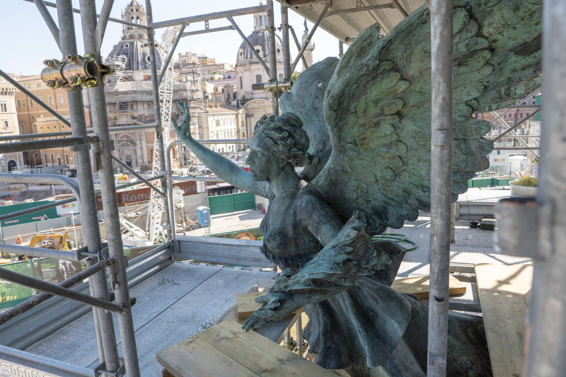 Vittoriano sculptures restored: winged Victory and eagle shine again