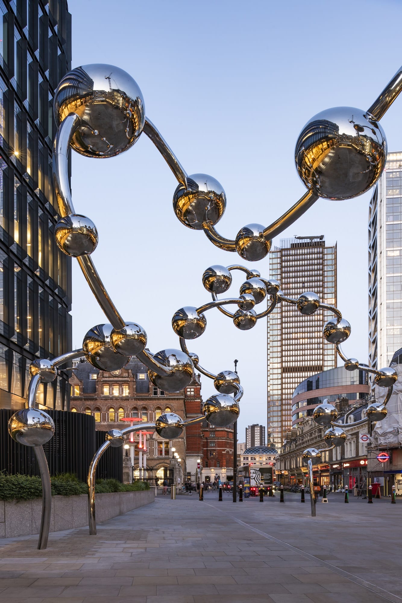 La plus grande sculpture publique au monde de Yayoi Kusama installée à ...